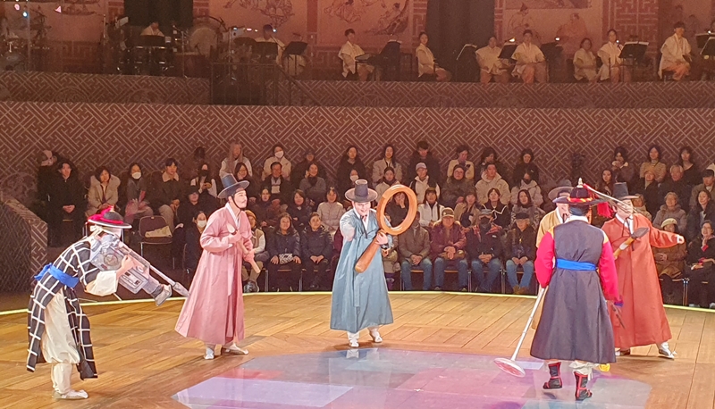 Theaterstück "Madangnori" - eine Kombination von drei koreanischen ...